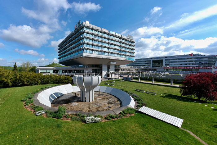 Fontána v parku před administrativní budovou :: Pražské kašny a fontány